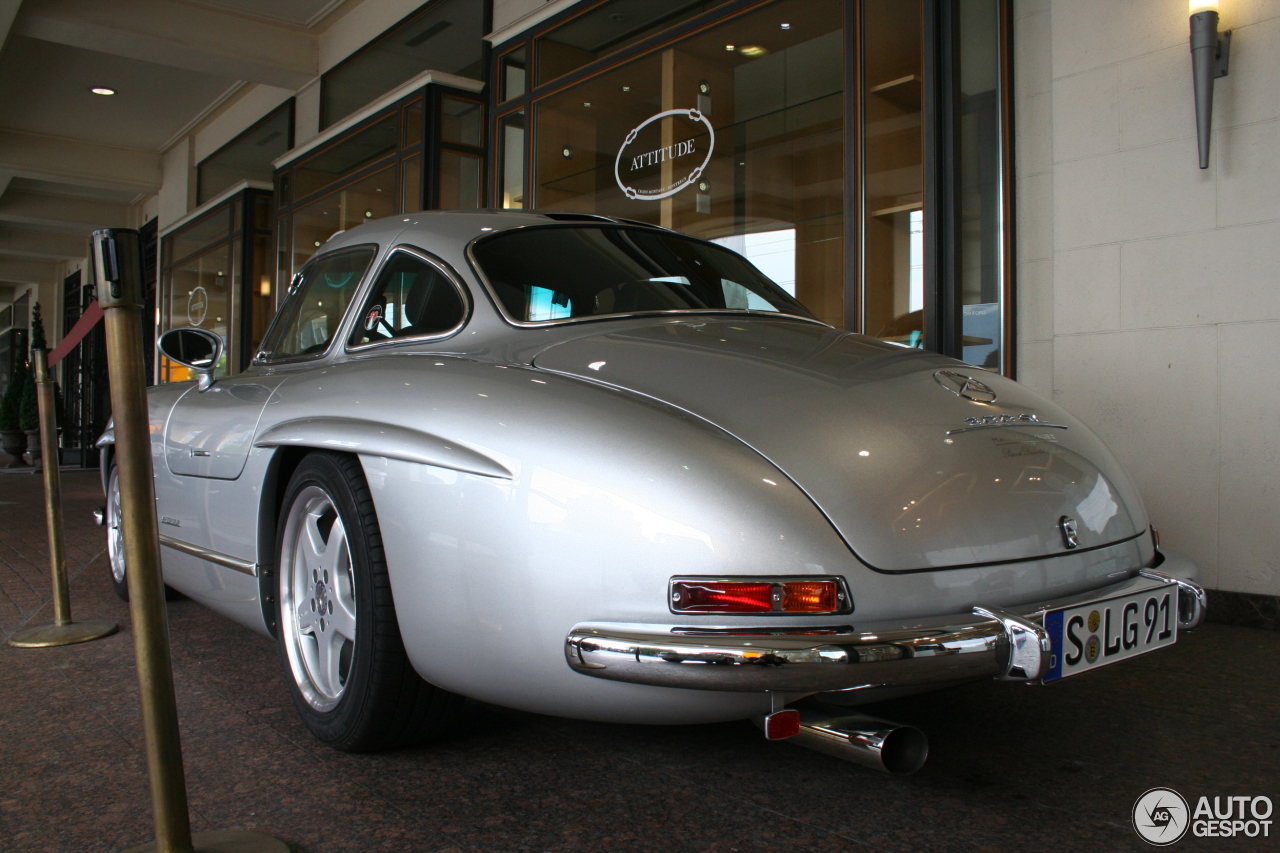 Mercedes-Benz 300 SL Gullwing V8 AMG - 25 December 2014 - Autogespot