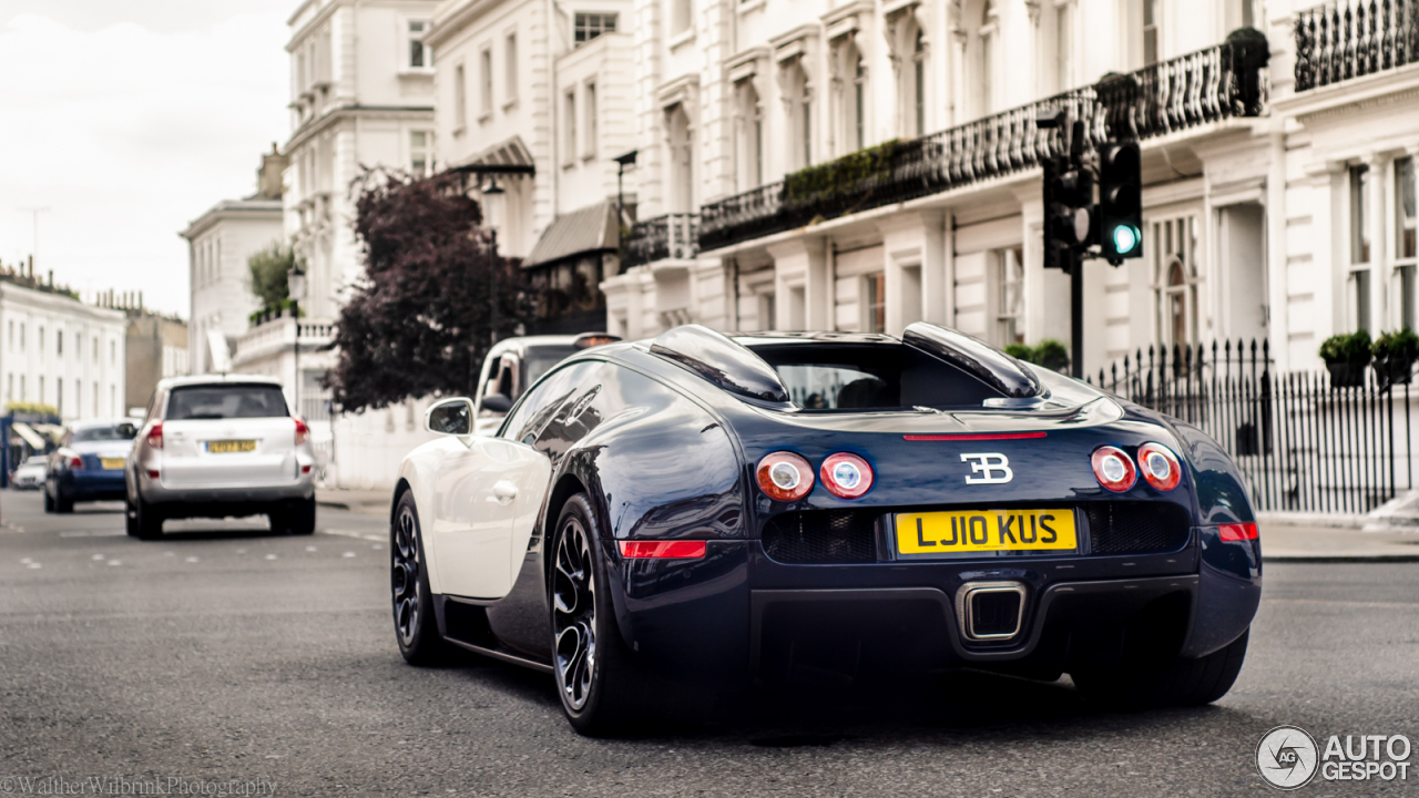 Bugatti Veyron duo spotted in London