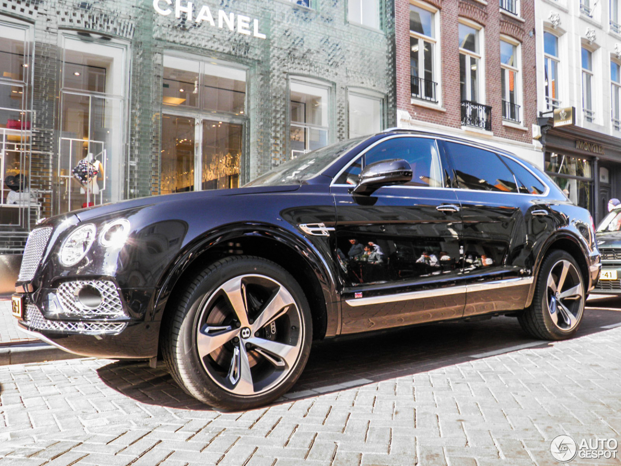 Bentley Bentayga First Edition - 12 May 2016 - Autogespot