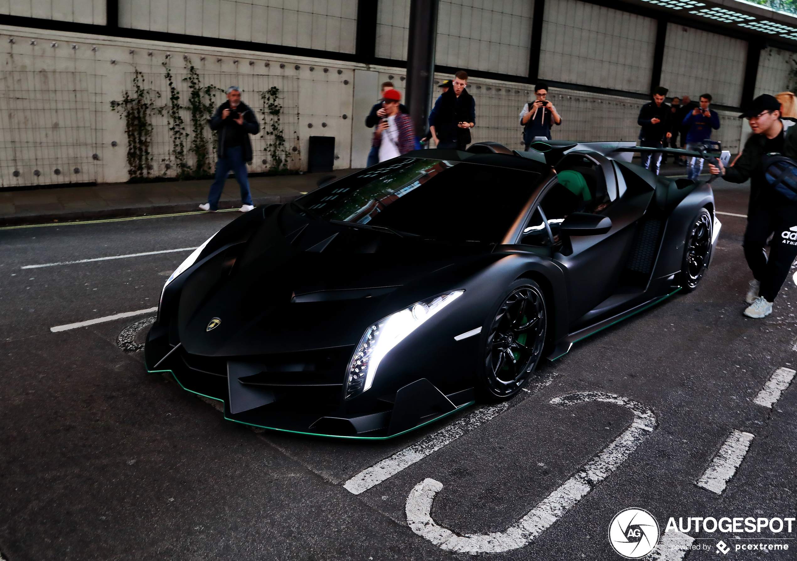Taobh Istigh Lamborghini Veneno Roadster