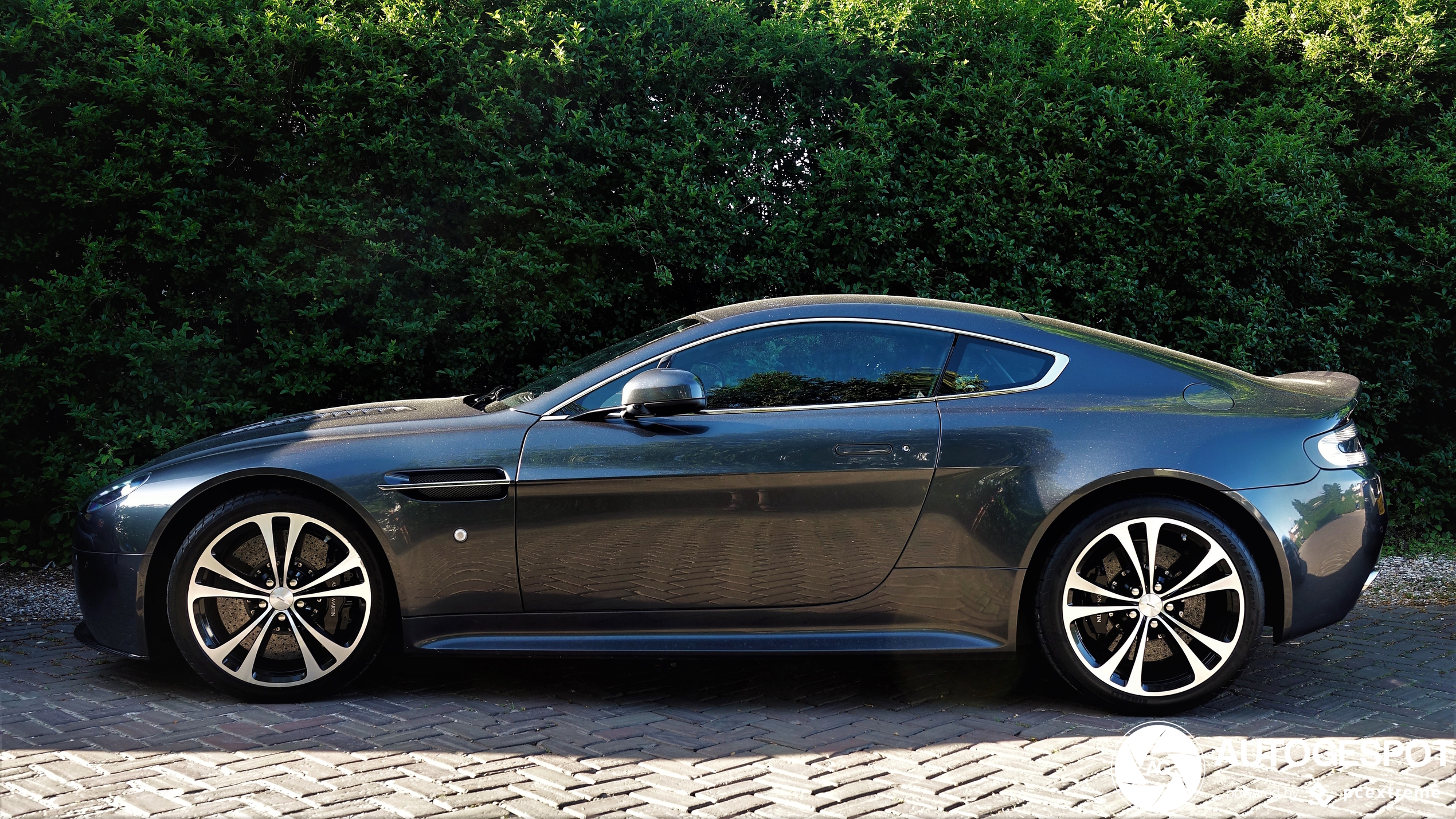 Aston Martin V12 Vantage - 17 May 2023 - Autogespot