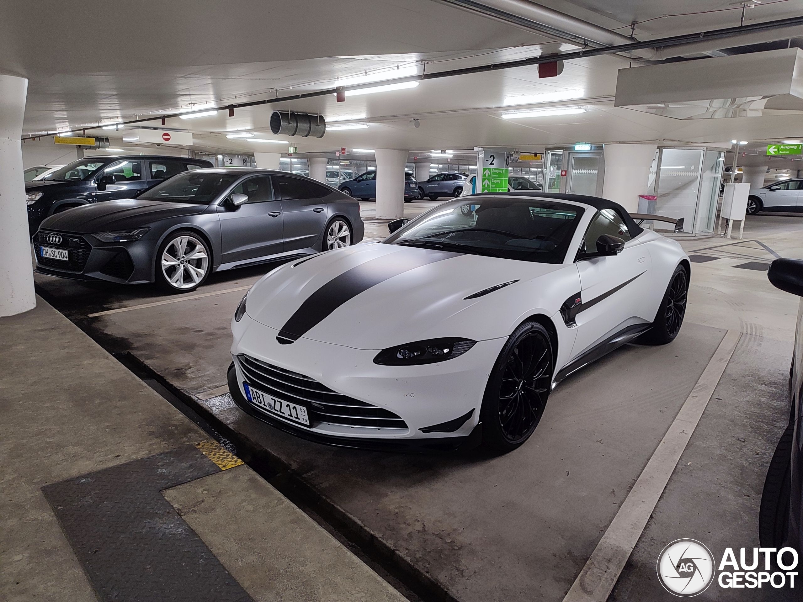 Aston Martin V8 Vantage Formula 1 Edition Roadster - 28 June 2024 ...