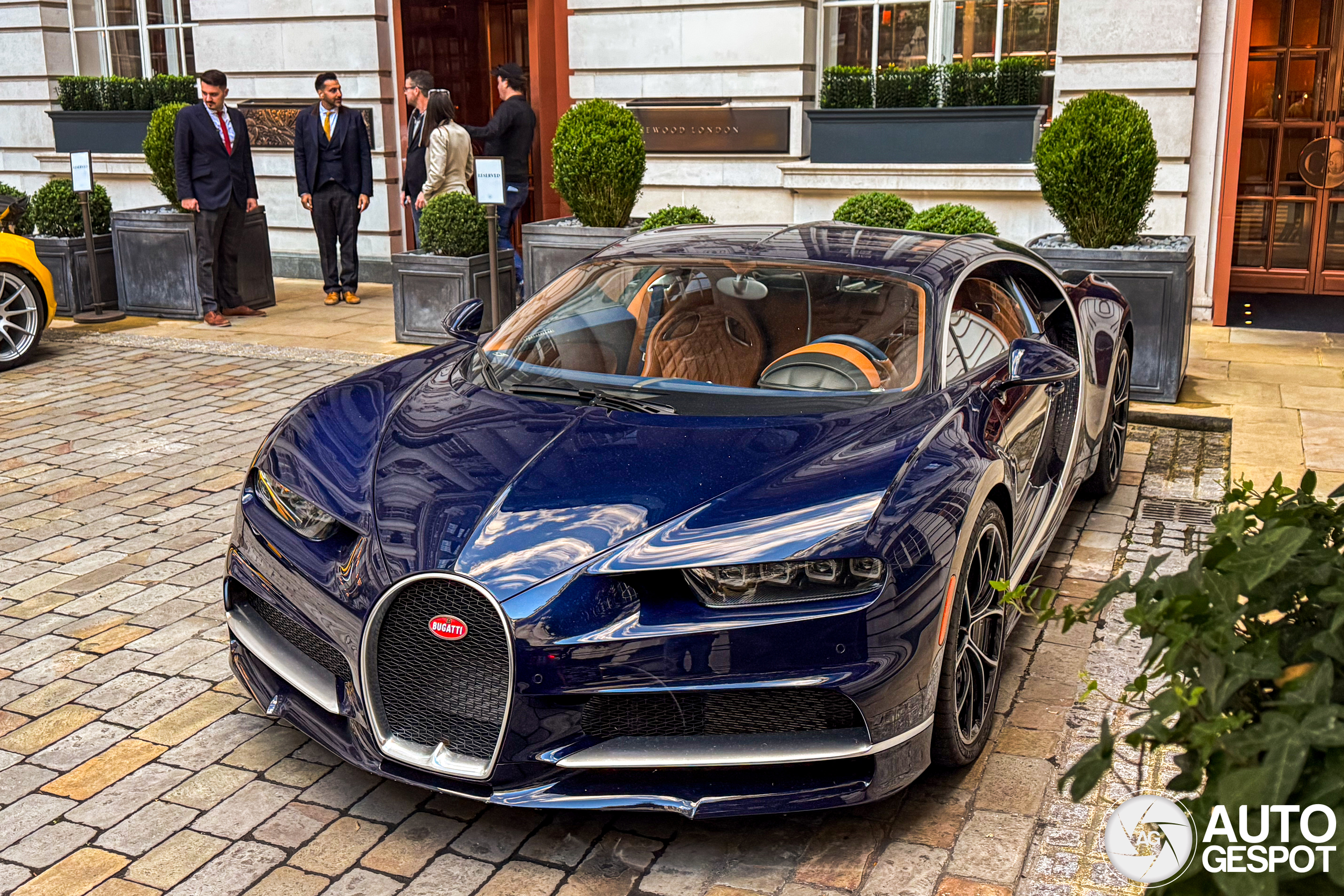 Bugatti Chiron with Alaska plates meets McLaren P1 in London