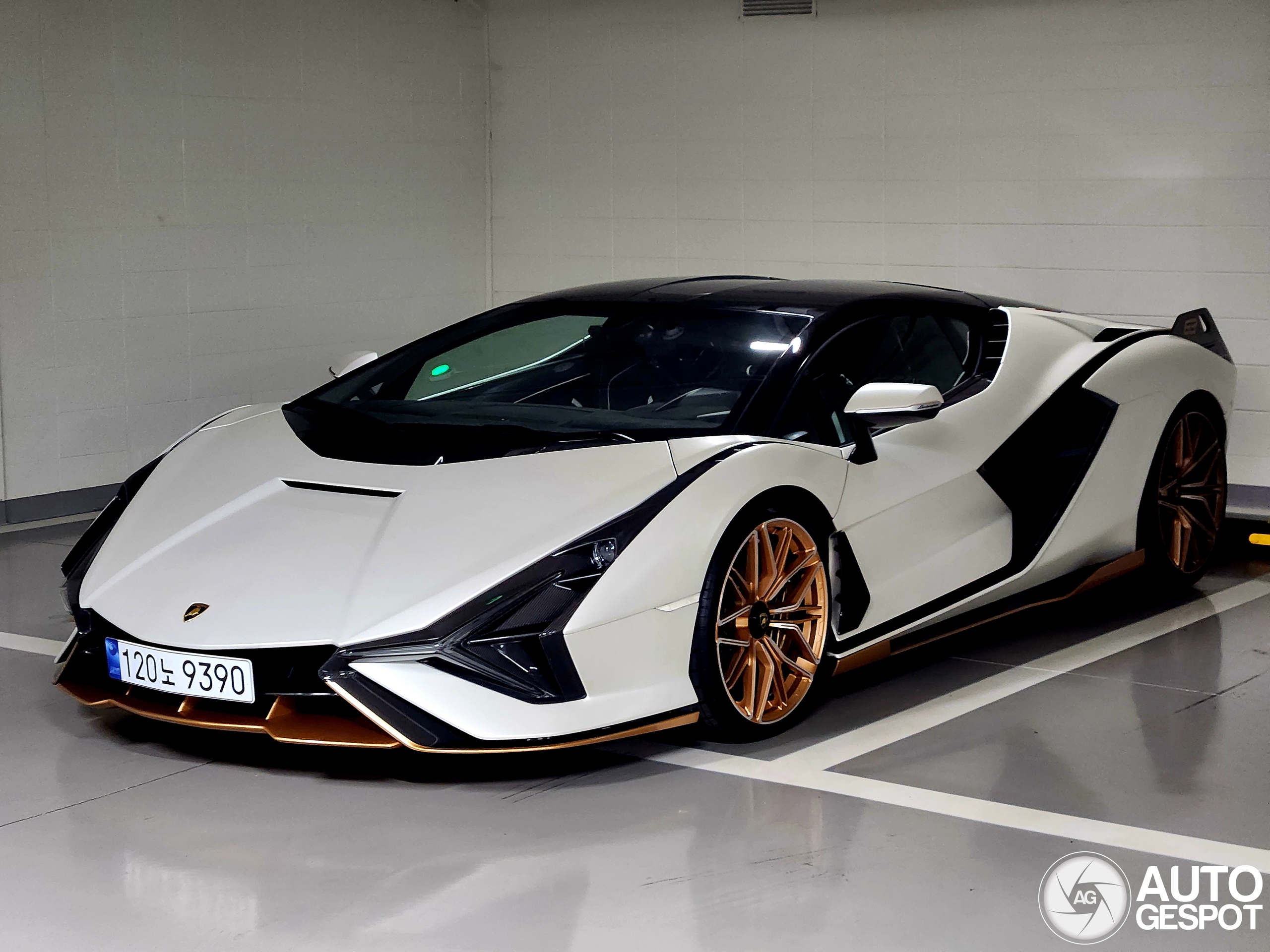 Lamborghini Sián FKP 37 - 04 January 2025 - Autogespot