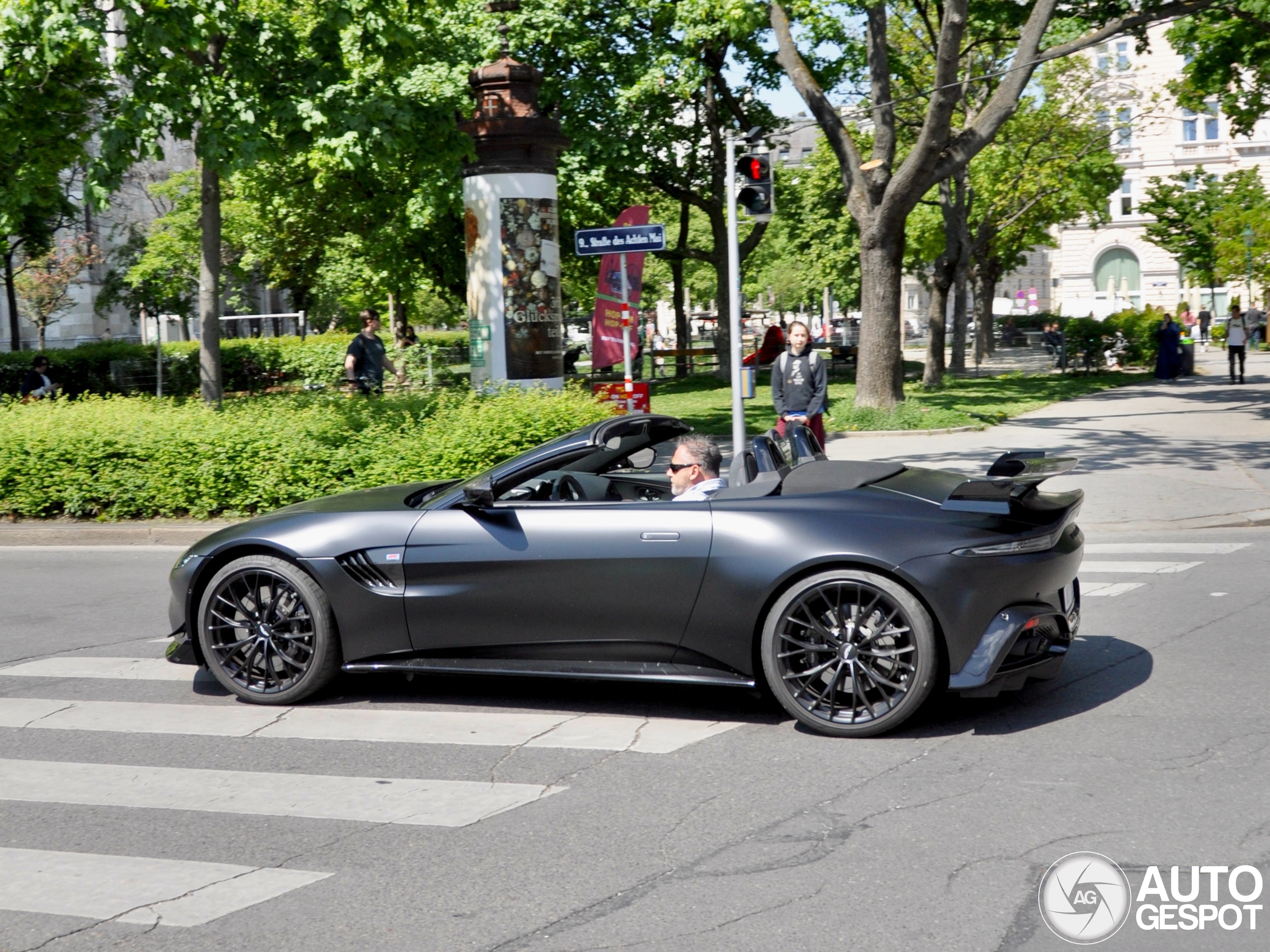 Aston Martin V8 Vantage Formula 1 Edition Roadster - 22 May 2025 ...