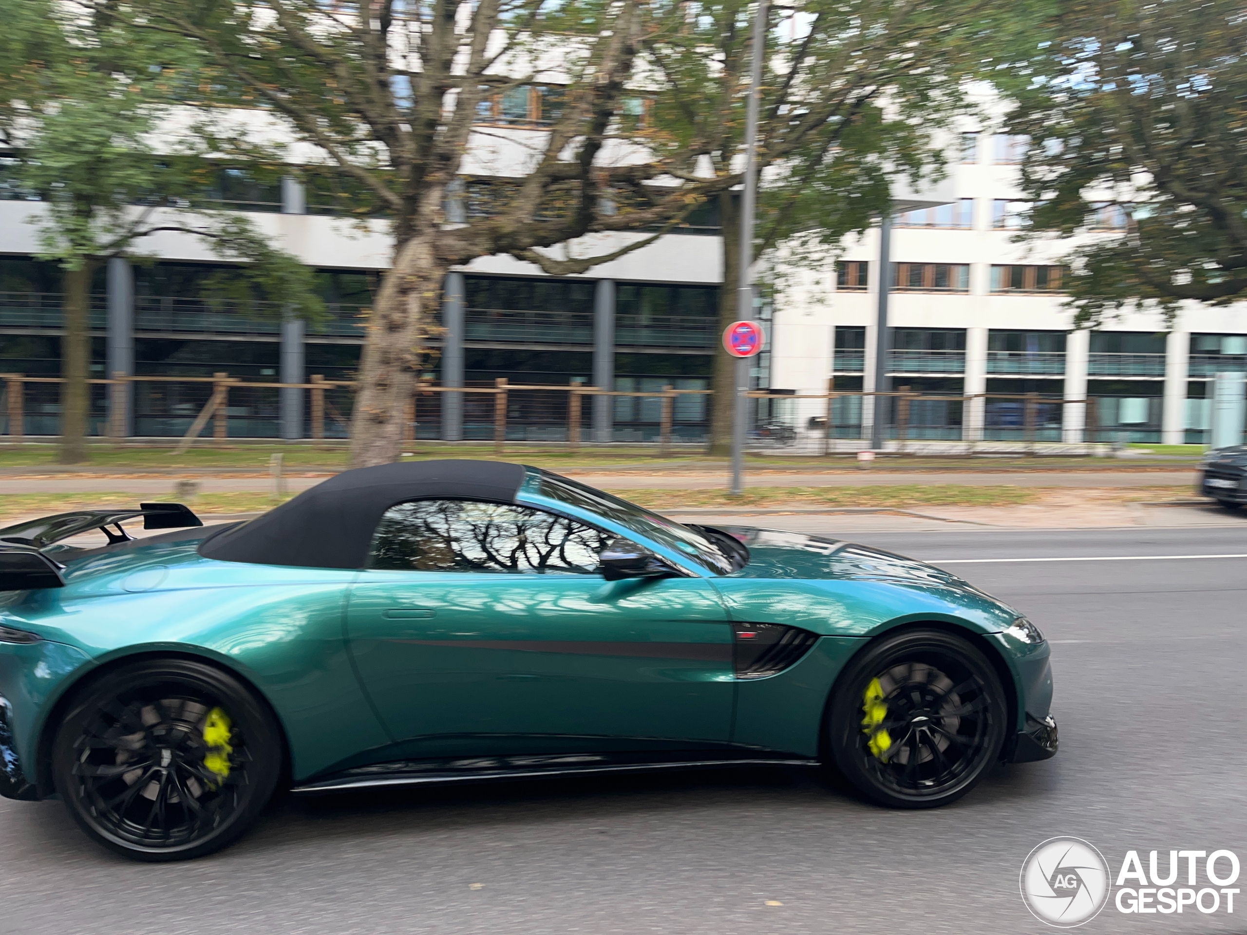 Aston Martin V8 Vantage Formula 1 Edition Roadster - 27 September 2025 ...