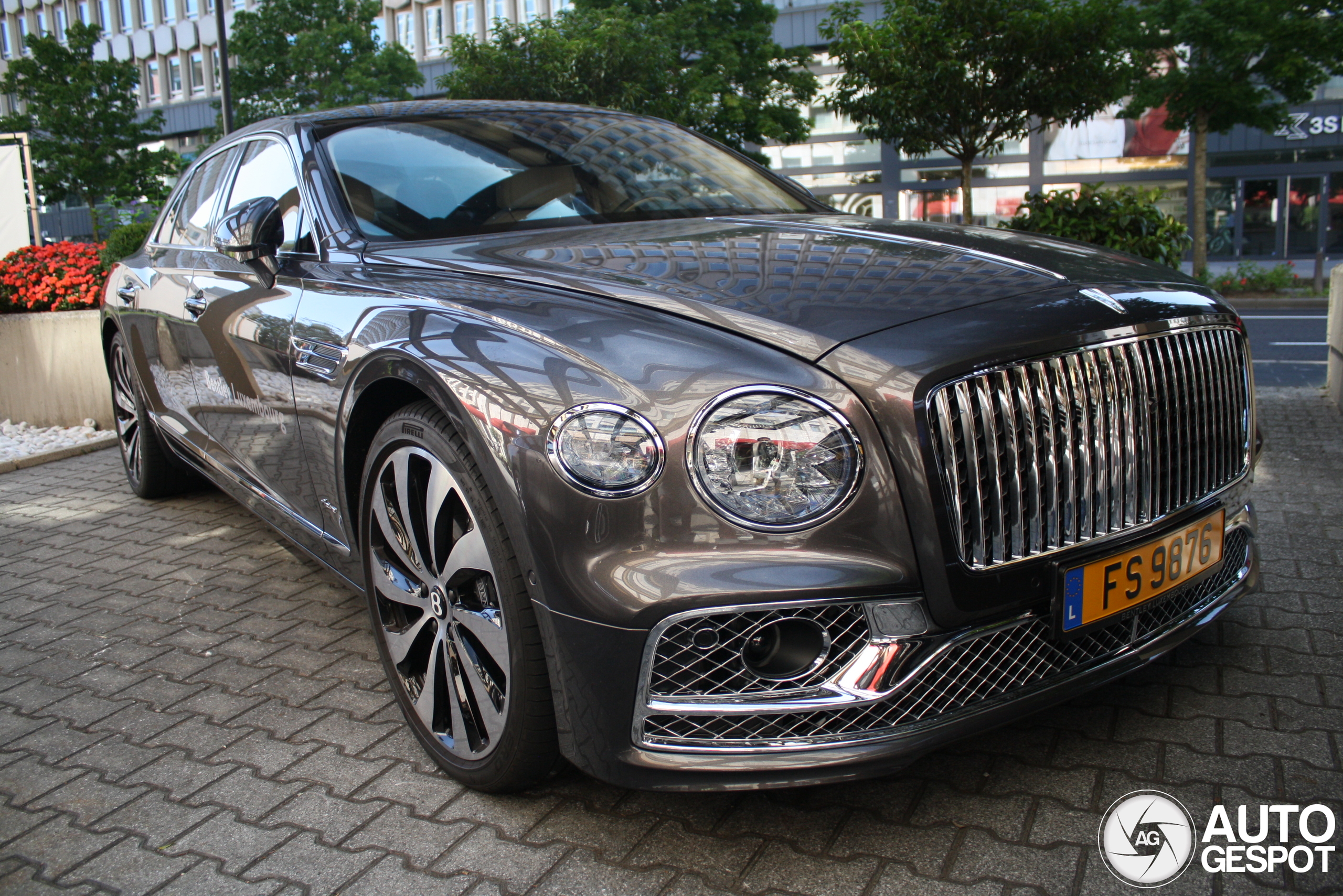 Bentley Flying Spur V8 Azure - 07 October 2025 - Autogespot