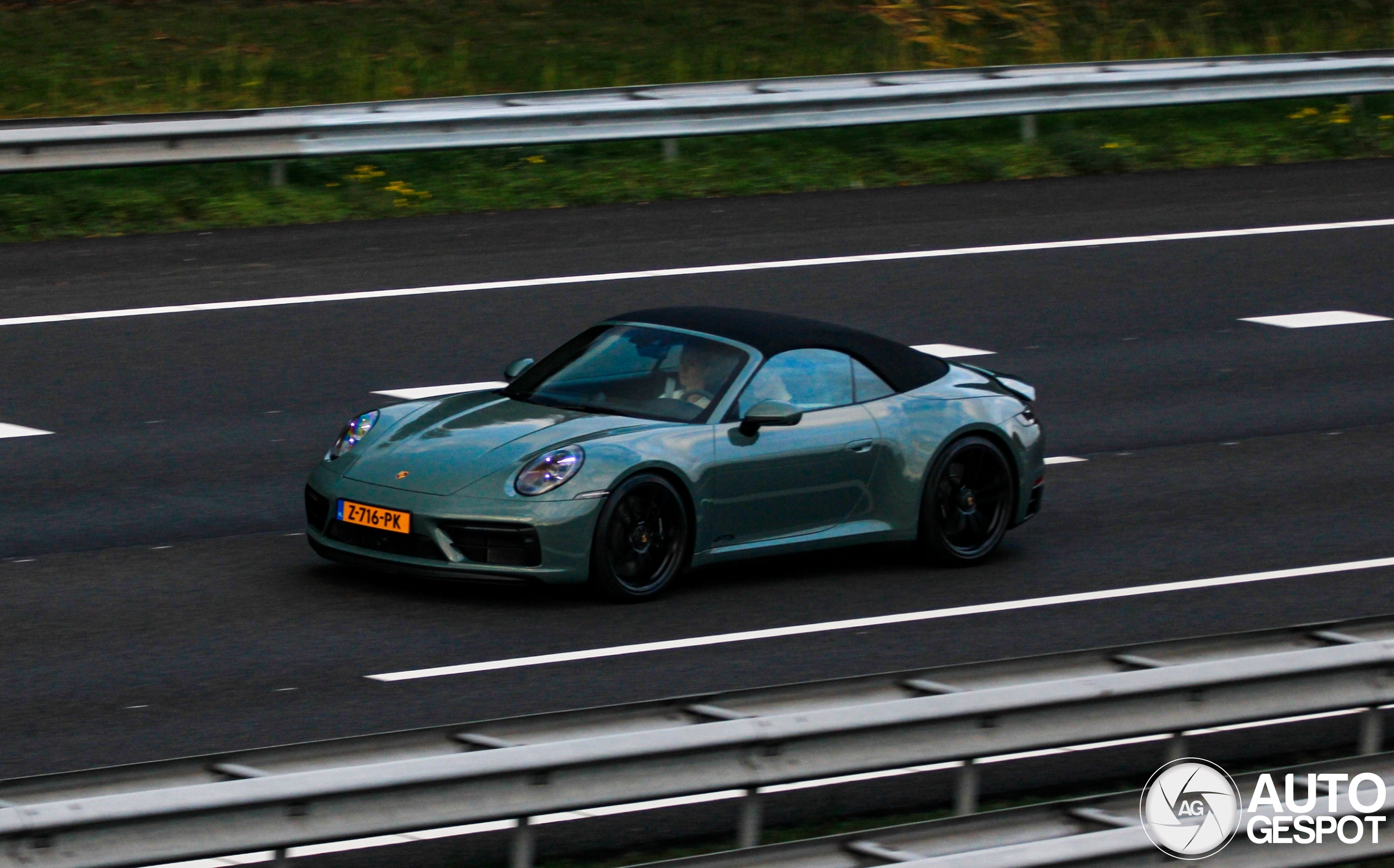 Porsche 992 Carrera 4 GTS Cabriolet MkI - 11 November 2025 - Autogespot