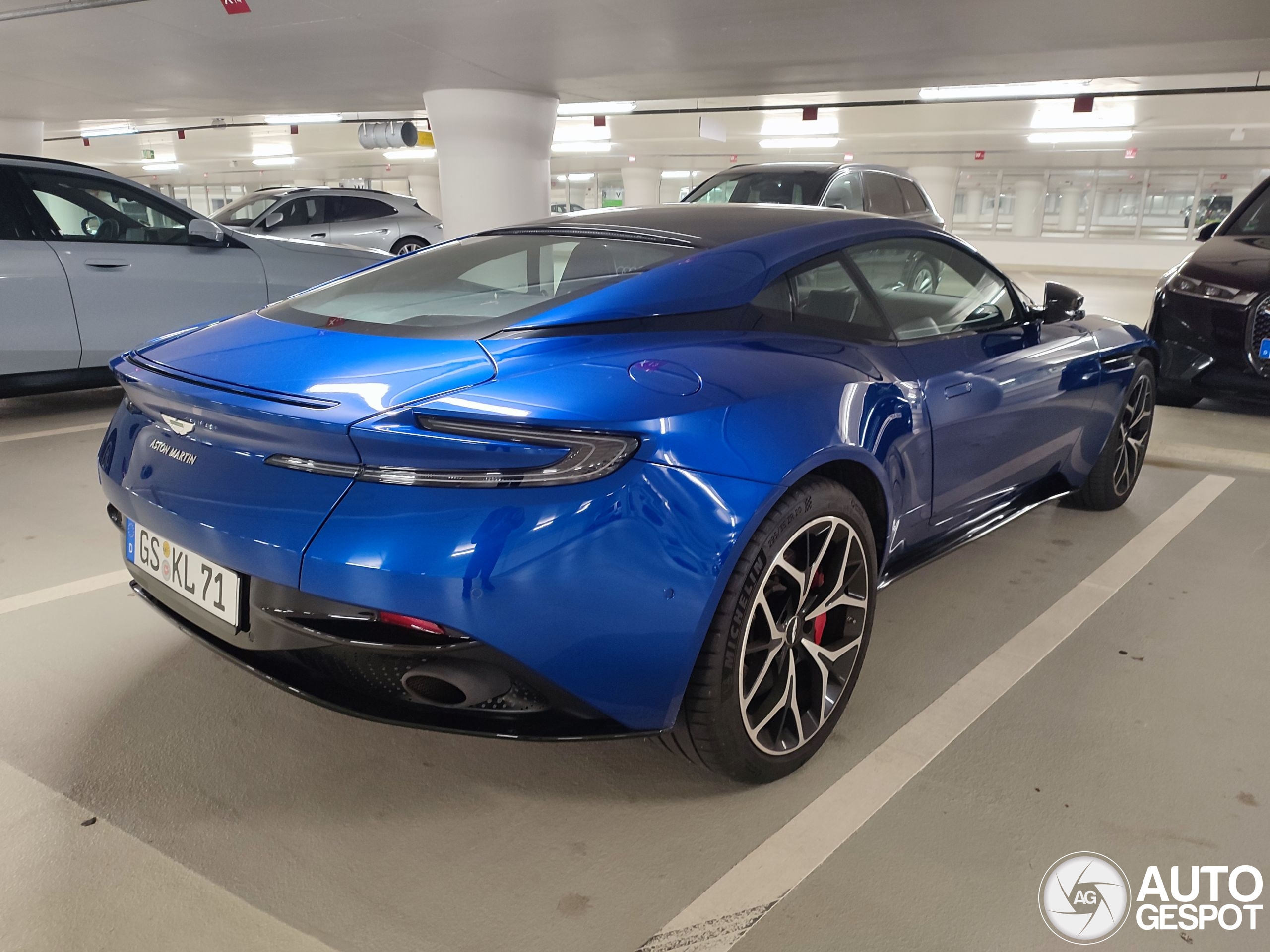 Aston Martin DB11 V8 - 15 December 2025 - Autogespot