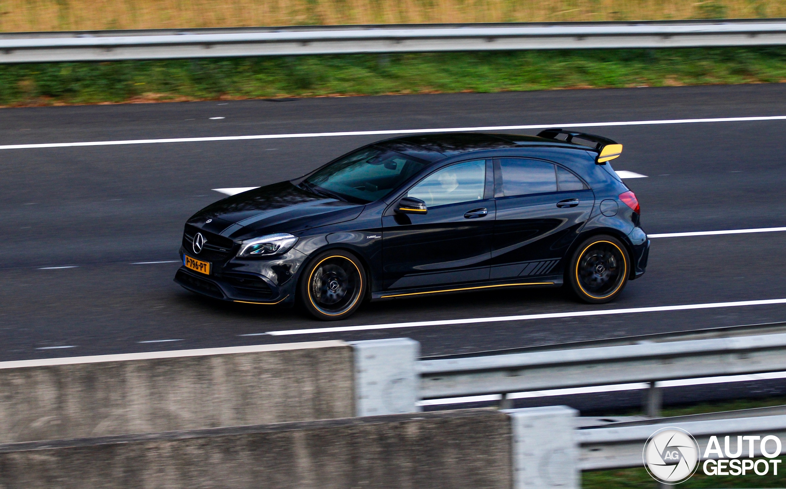 Mercedes-AMG A 45 W176 Yellow Night Edition - 22 December 2025 - Autogespot