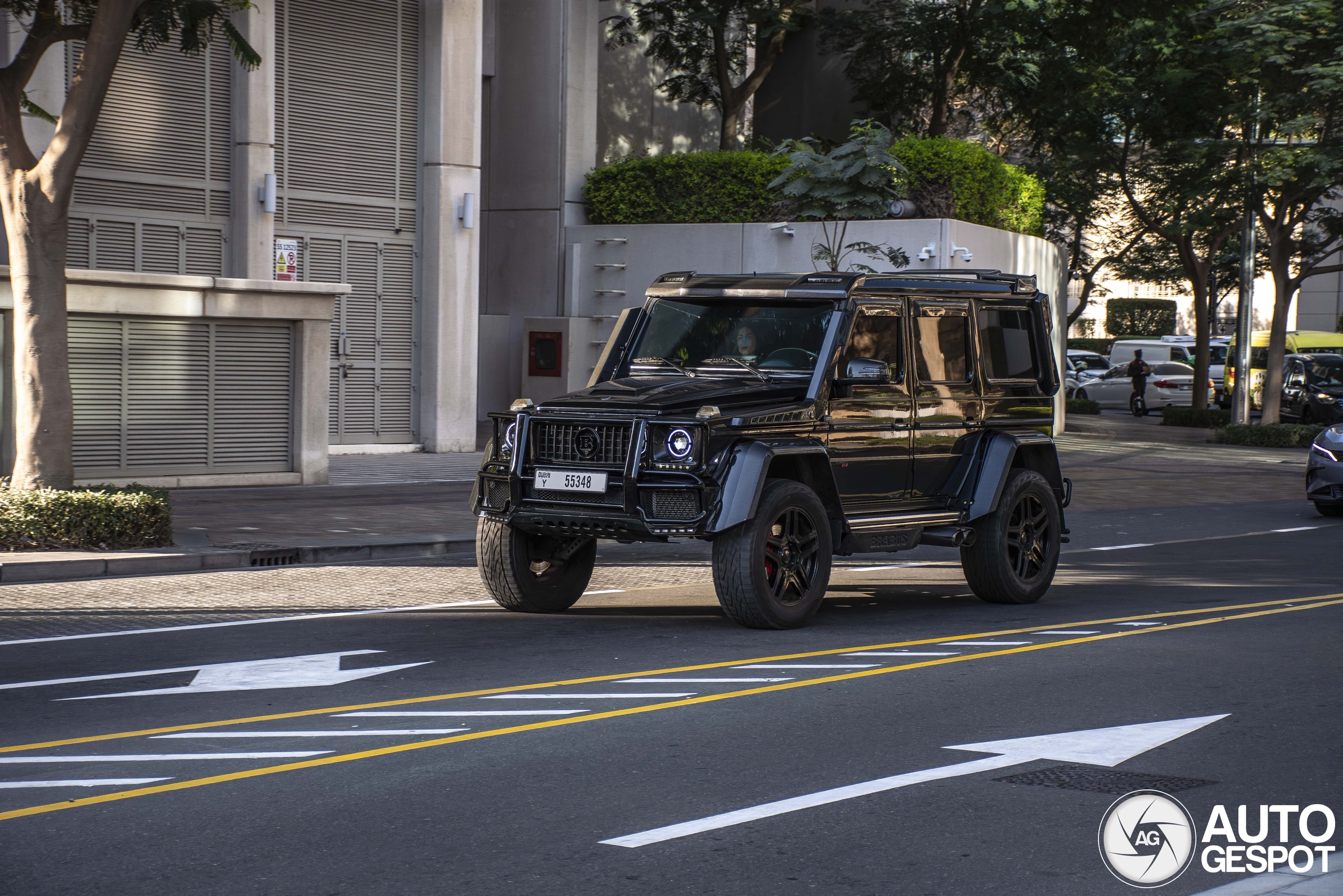 Een Mercedes-Benz Brabus G 500 4X4² zo echt als het leven in Dubai zelf